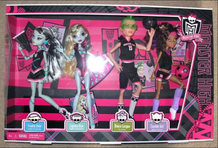 Monster High's Scream Team Goes a Packing? | NataliezWorld