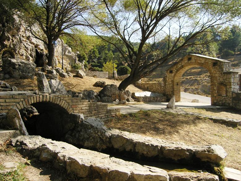 ΤΑΞΙΔΙΑ ΜΕ ΕΝΑΝ ΕΥΡΥΓΩΝΙΟ: ΠΑΡΝΗΘΑ, ΦΡΟΥΡΙΟ ΦΥΛΗΣ, ΔΕΡΒΕΝΟΧΩΡΙΑ, ΣΚΟΥΡΤΑ