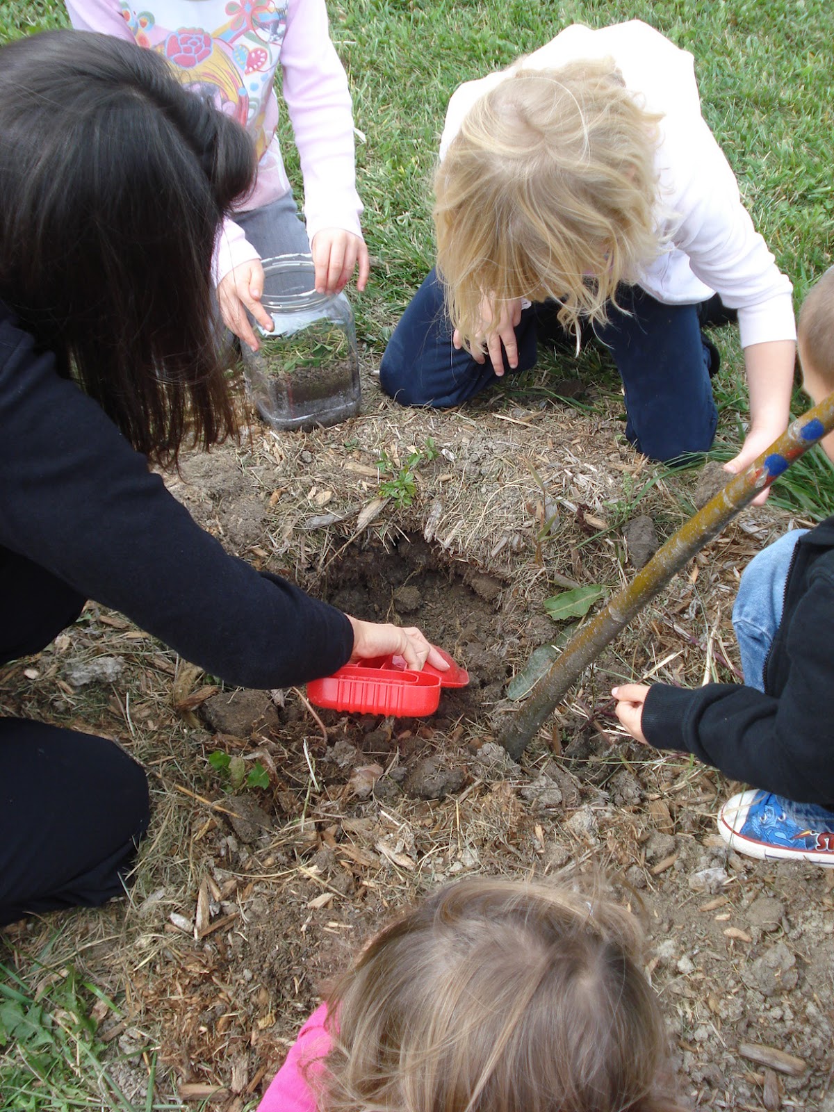 Mrs.Nicholls' & Mrs. Kidd's Kindergarten Class: Digging for Worms!