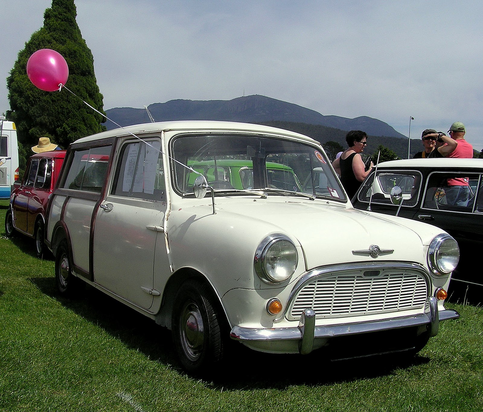 Tim's Mk1 Morris Mini Traveller Restoration: A Grand Day Out