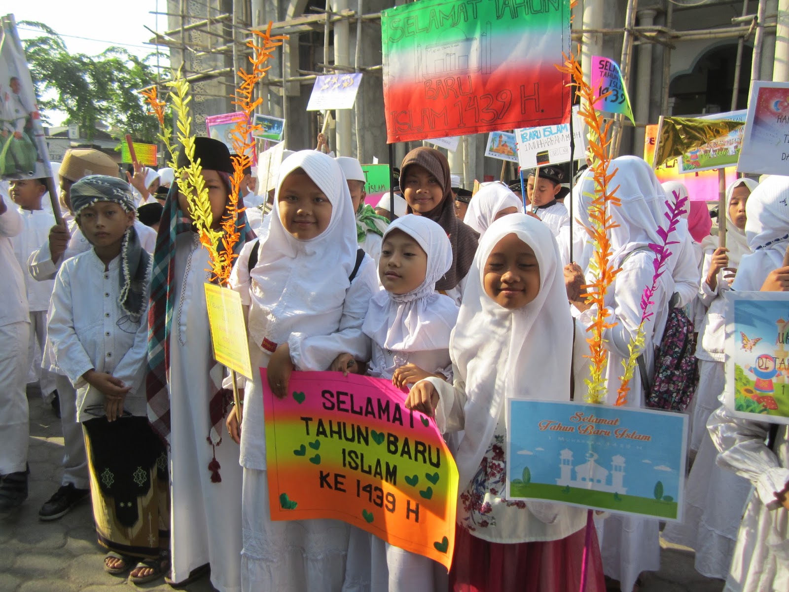 PAWAI MUHARRAM 1439 H : Jalan Sehat Bershalawat - MIN 1 Gresik