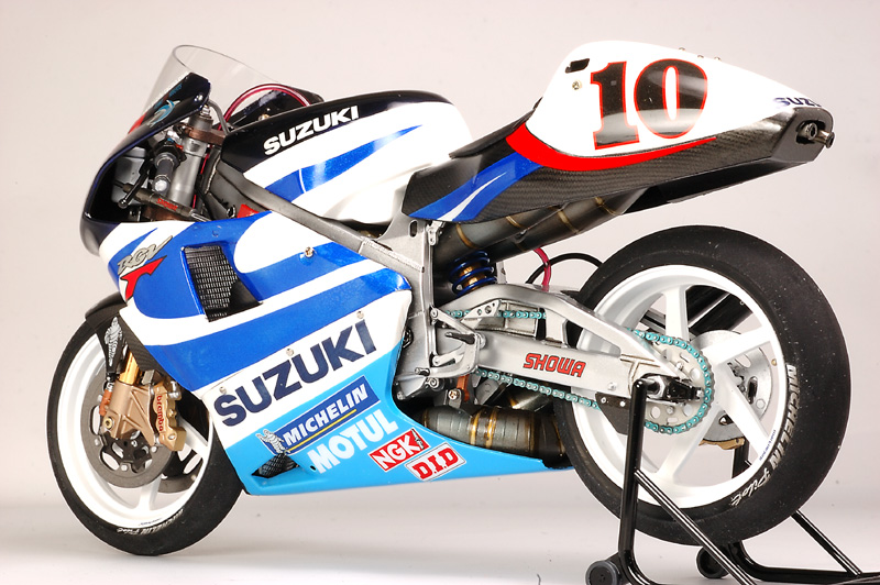 Racing Cafè: Suzuki RGV 500 Γ K.Roberts 1999 by Utage Factory House