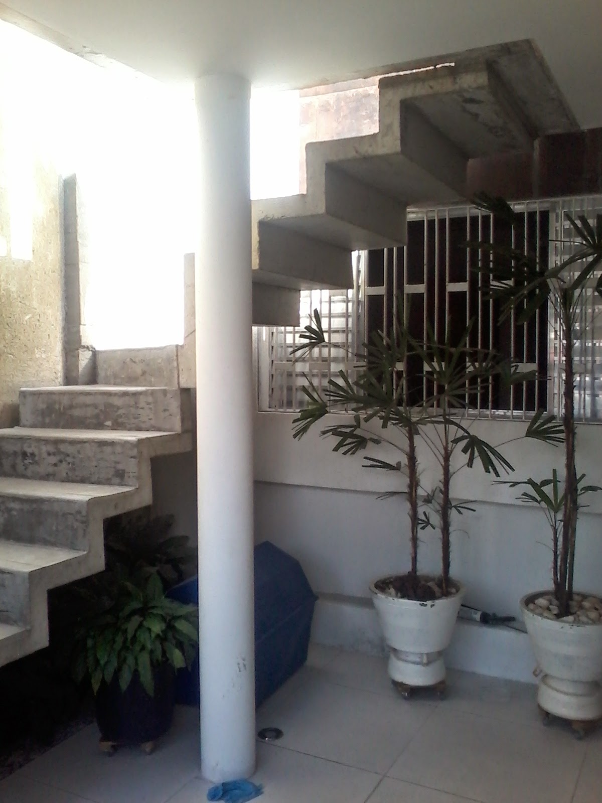 ESCADA DE CONCRETO : ESCADA CASCATA NO BAIRRO PRQ.EDU CHAVES SP