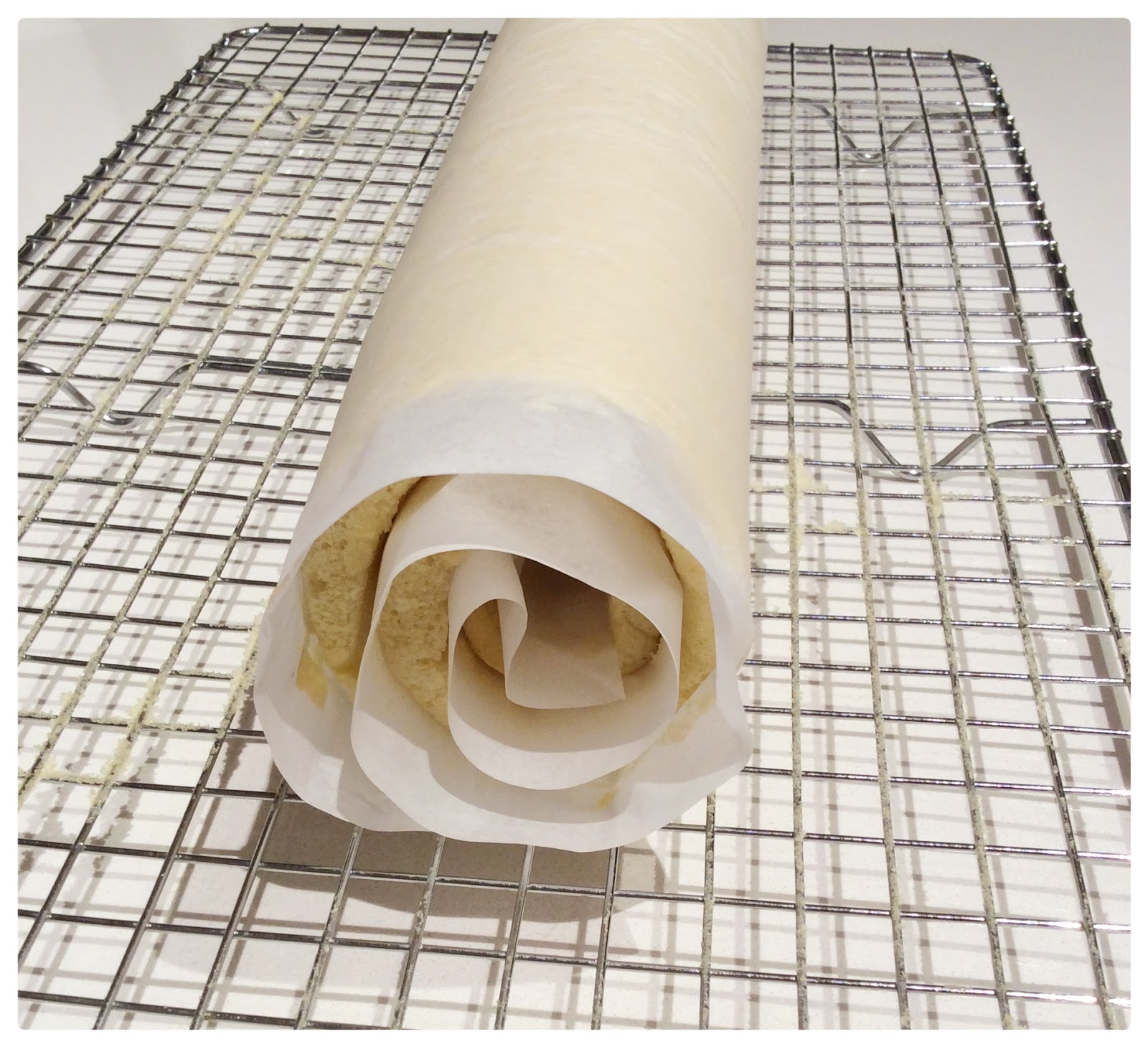 little miss sweetie: Vanilla Cake Roll with Raspberry Mascarpone Cream