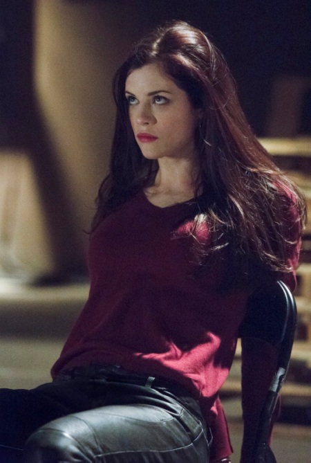 ARROW: IMAGENES DE LA CAZADORA (HUNTRESS) DEL EPISODIO 1x07 "MUSE OF FIRE"