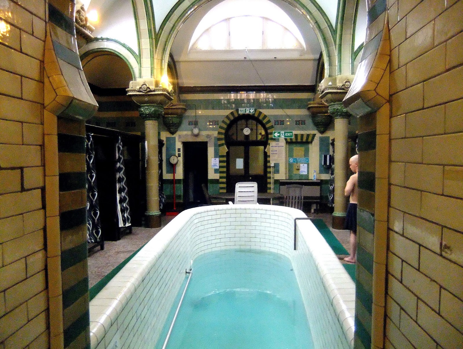 Bénch : slow train coming......