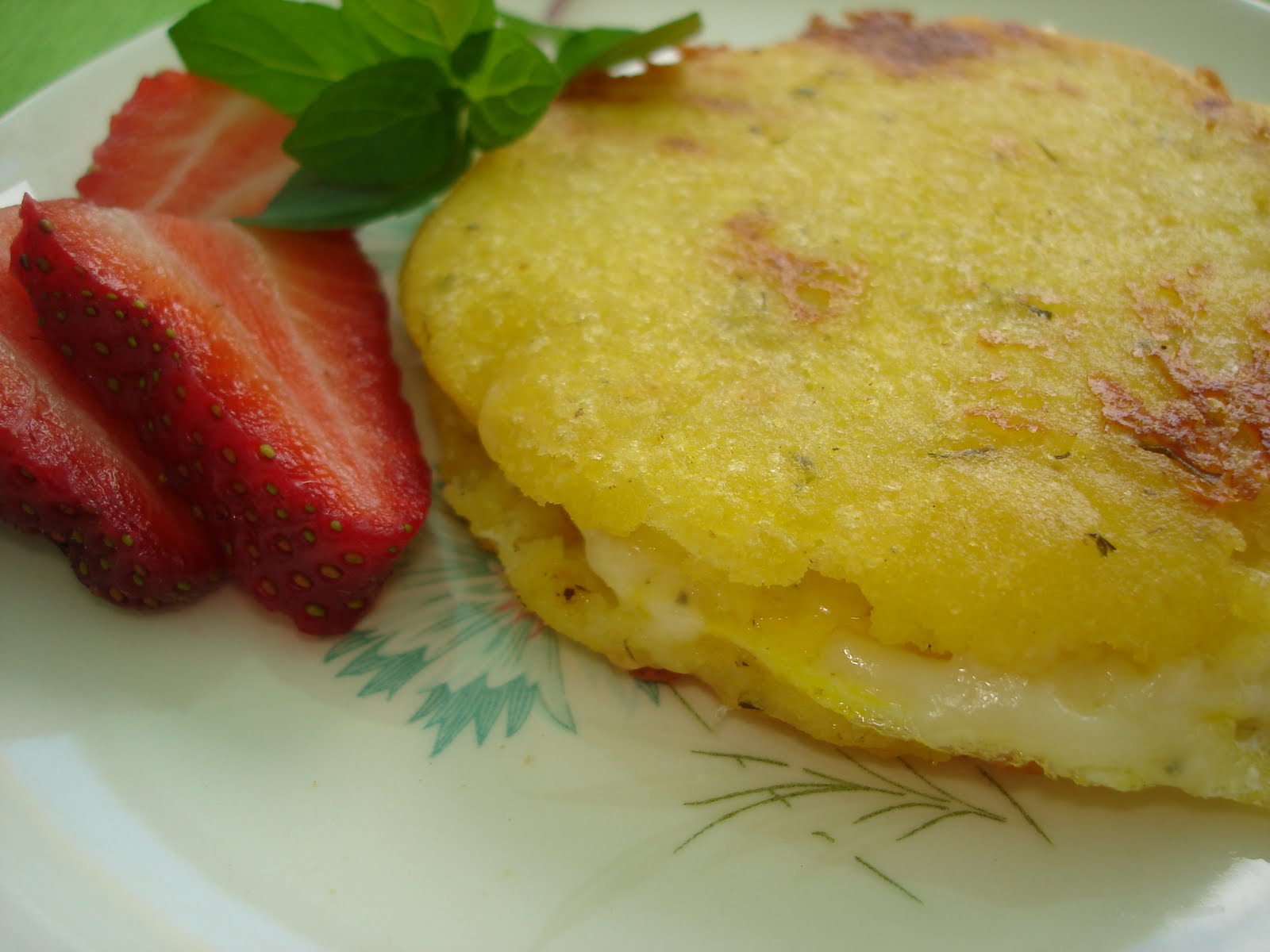 The Tiny Skillet: Arepa With Egg (arepa de huevo)