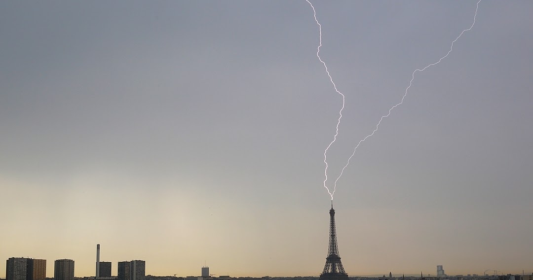 esplaobs: AN AMAZING LIGHTNING ON THE EIFFEL TOWER Taken by bertrand ...