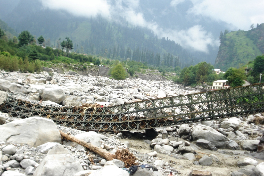 Flash flood wreaks havoc in Manali, kills one - Discover Kullu Manali