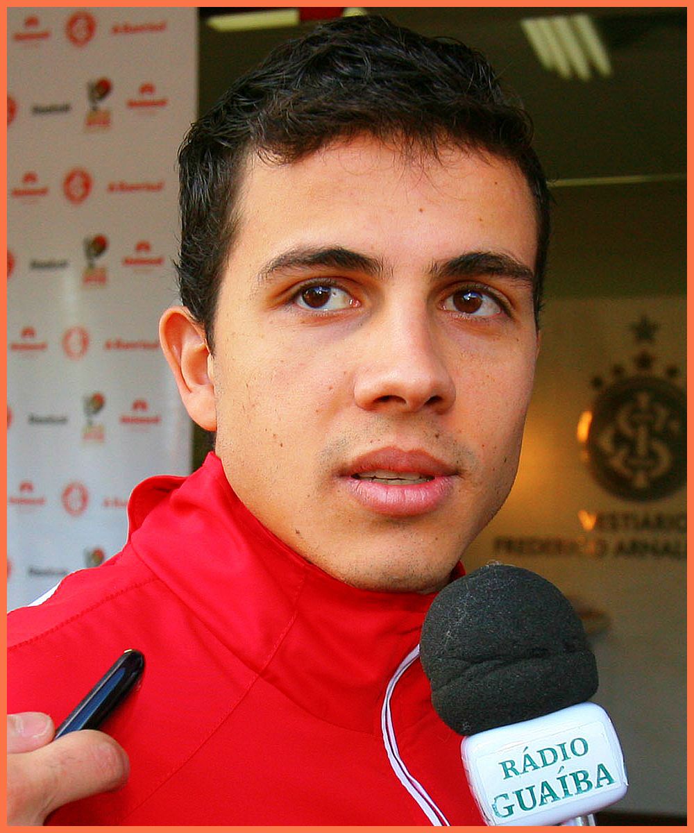 MULHER COLORADA: INTER SONDA PATO, MAS SEGUE MIRANDO NILMAR