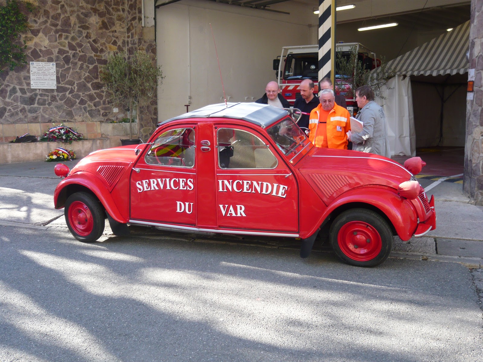 SP83 ... Pompiers du Var et d'ailleurs ....: La fameuse 2 CV "bicéphale ...