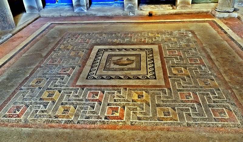 Mosaïque aux colombes ornée de svastiskas, Malte, 1er siècle