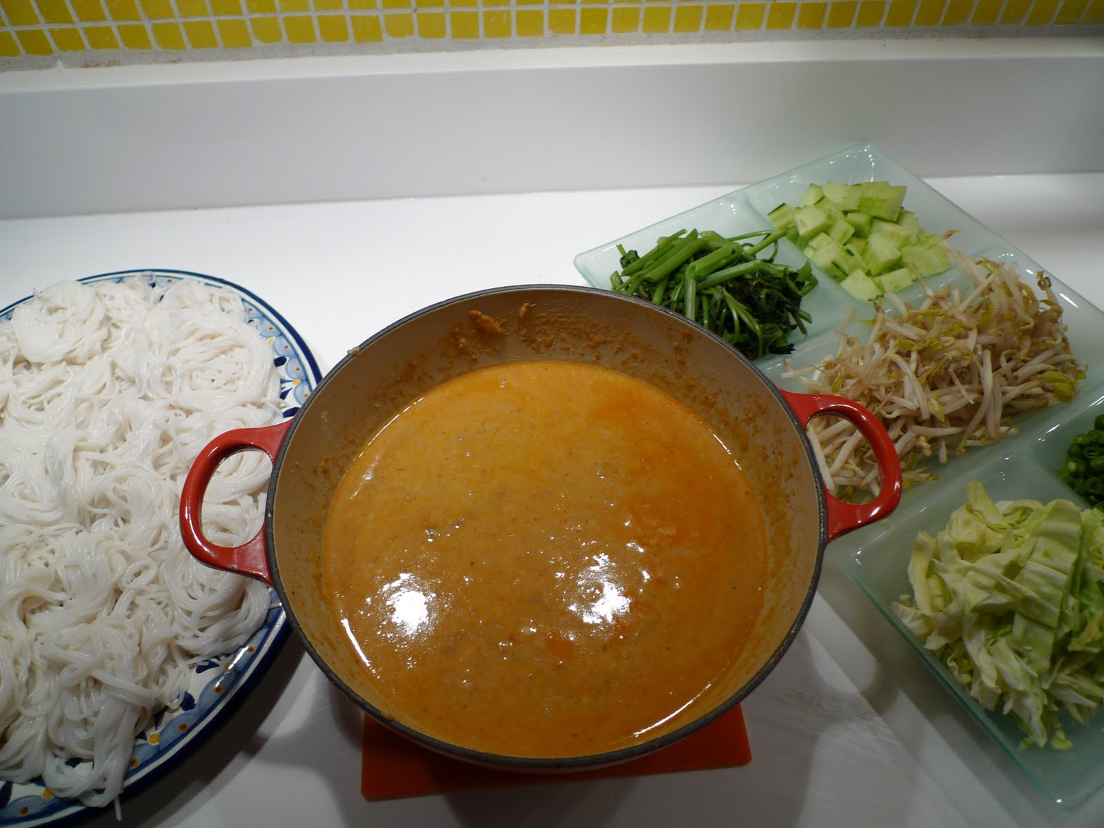 Amporn's Thai Kitchen: Thai rice noodle nests with fish curry sauce