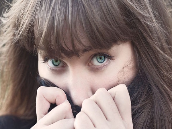 5 Sinais De Que o Seu Nível de Timidez Está Acima do Normal - Saúde ...