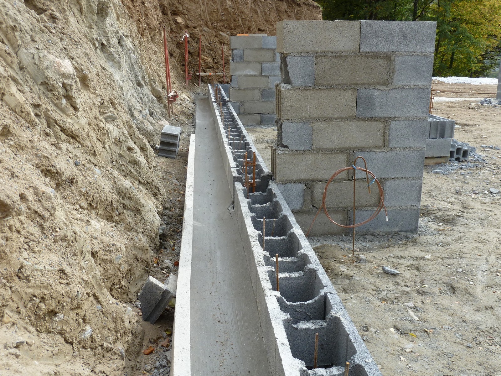 La maison de meltemetpetau: Les premiers blocs à bancher et la cunette.....