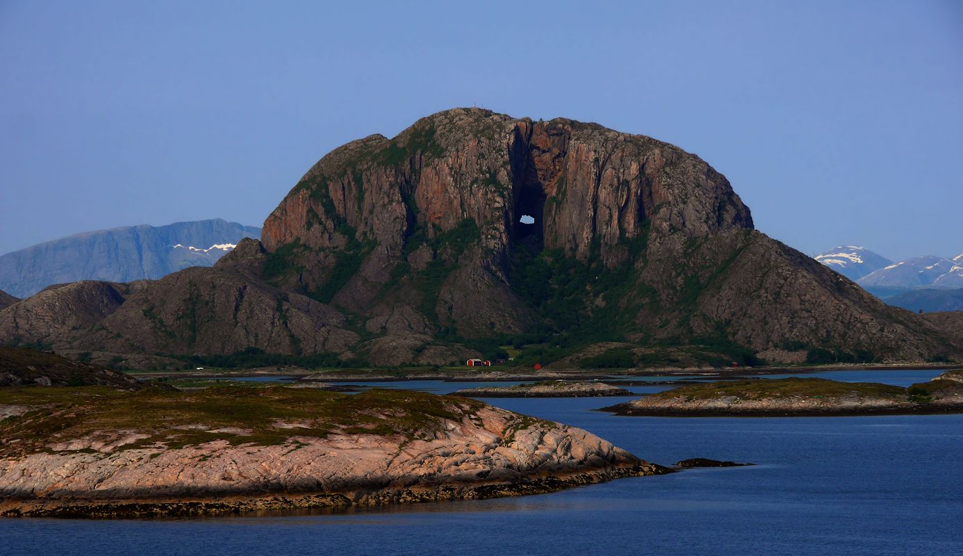 Jack's Photo & Travelblog: Torghatten - a mountain with a hole. Along ...