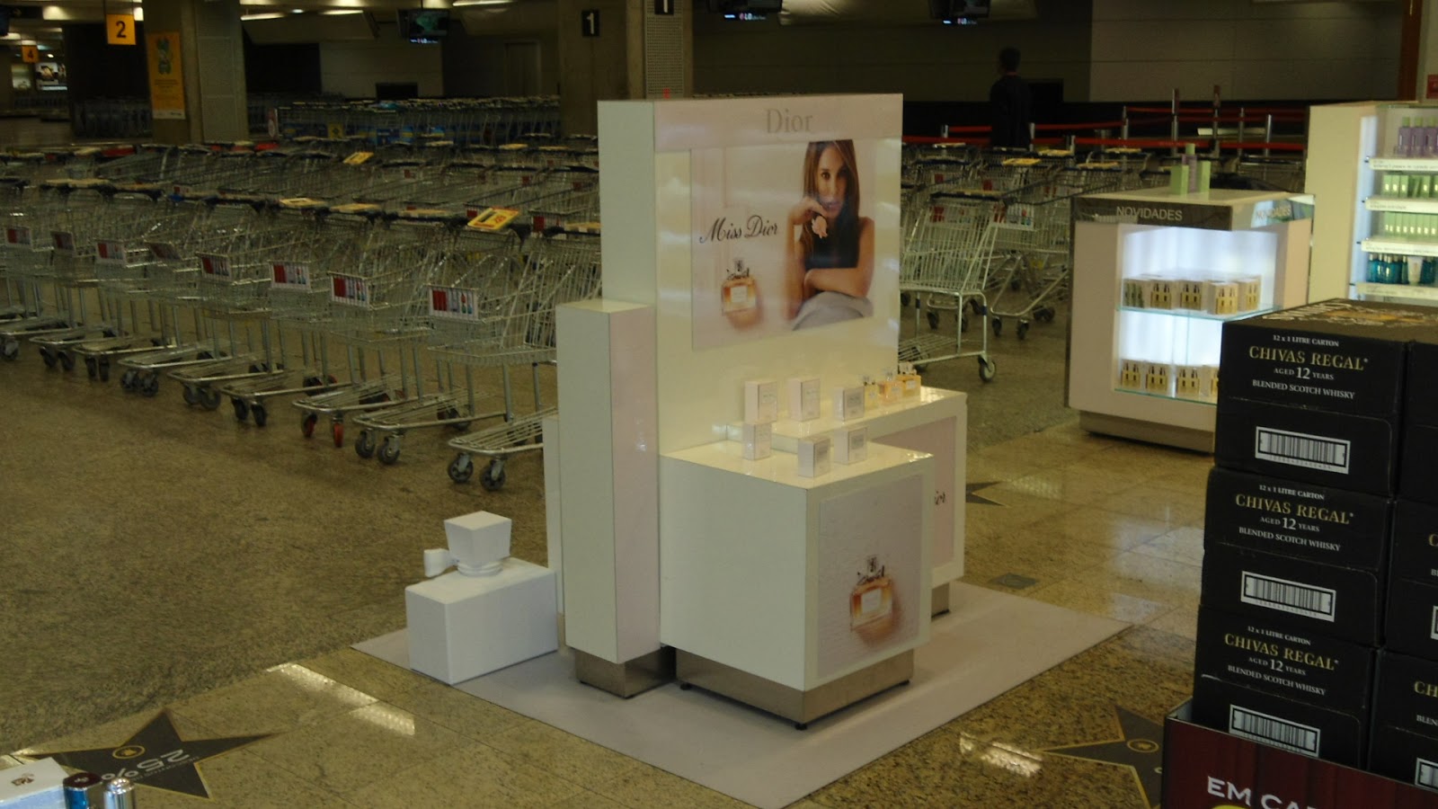 TAB Arquitetura: Projeto Designer de Produto - Expositor para Perfumes