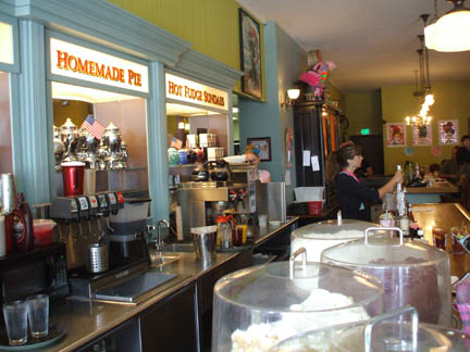 The On-Line Buzzletter: Tom's Sister Visits- Cafe Hon