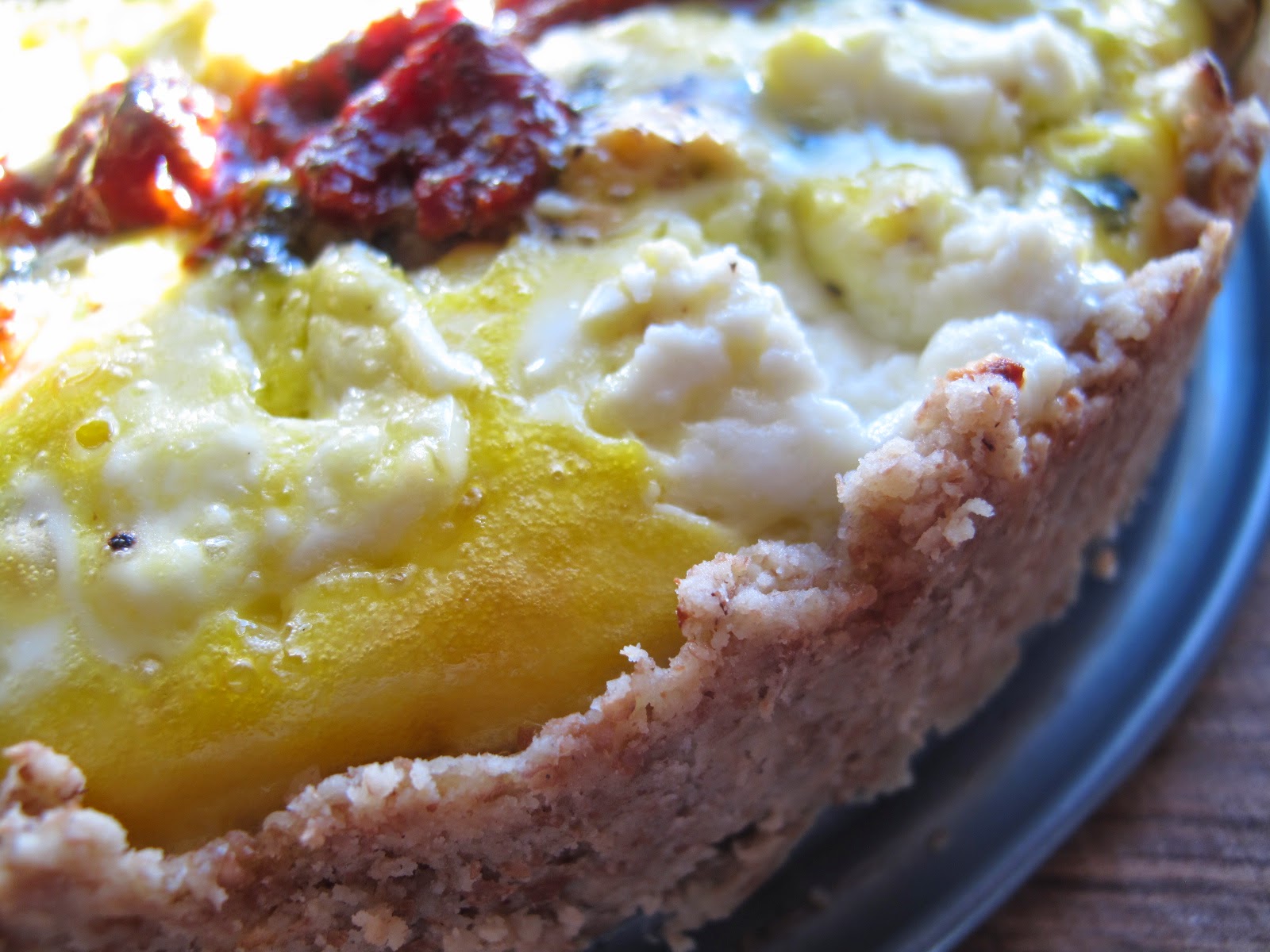 Paj med fetaost, soltorkade tomater och ruccola