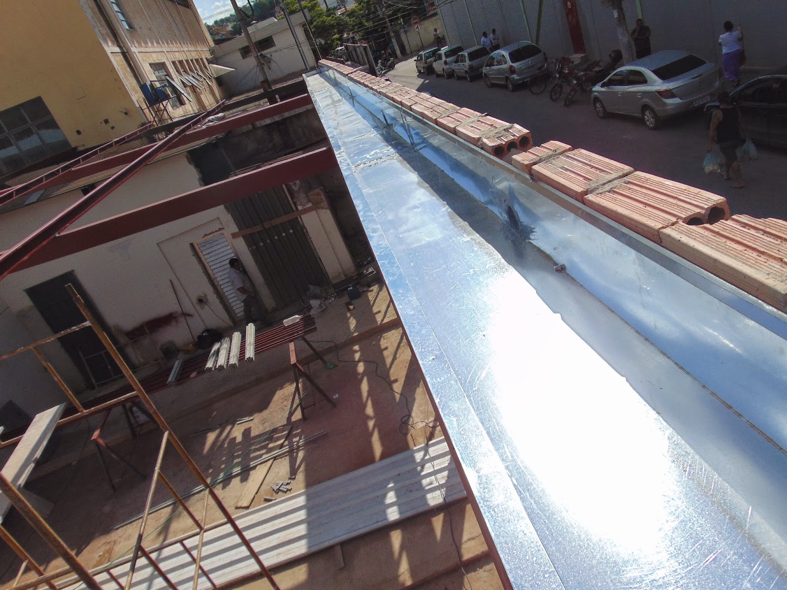 Artmetais Calhas e Telhados: qual a diferença entre calha e rufo?