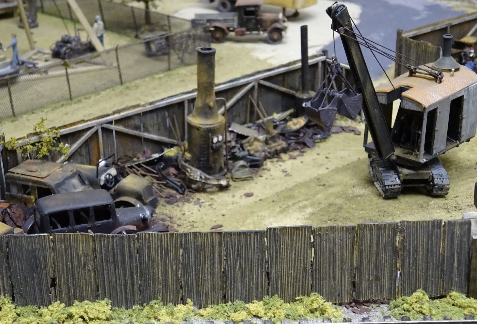 Model Railroad Minutiae: Scrap yard steam tractor loader