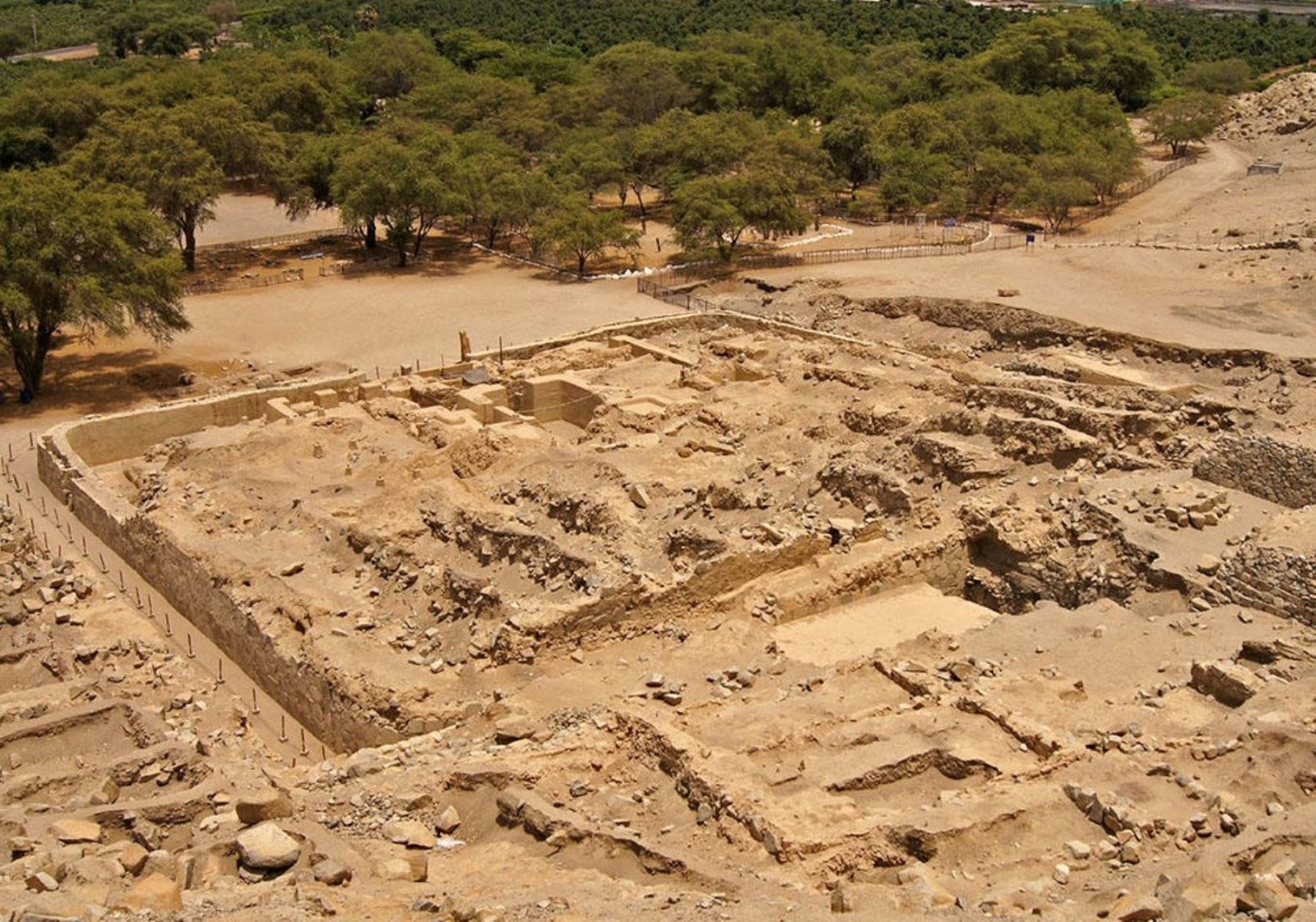 Cerro de Sechin - Lugares Turisticos Huaraz