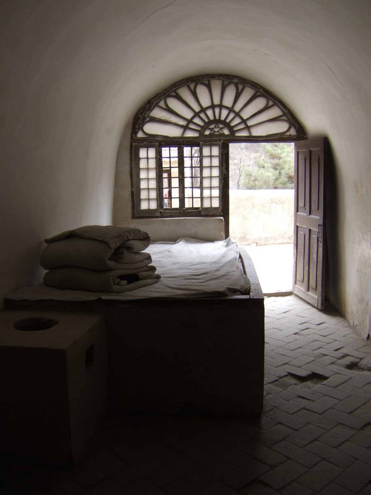 Clare's Research Trip 2010-2011: Chairman Mao and Yaodong Cave Dwellings