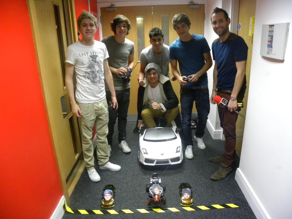 Jonas| Direction| News: One Direction carreras de autos
