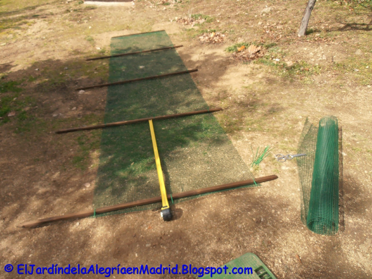 El jardín de la alegría : Compostero con malla plástica para hacer ...
