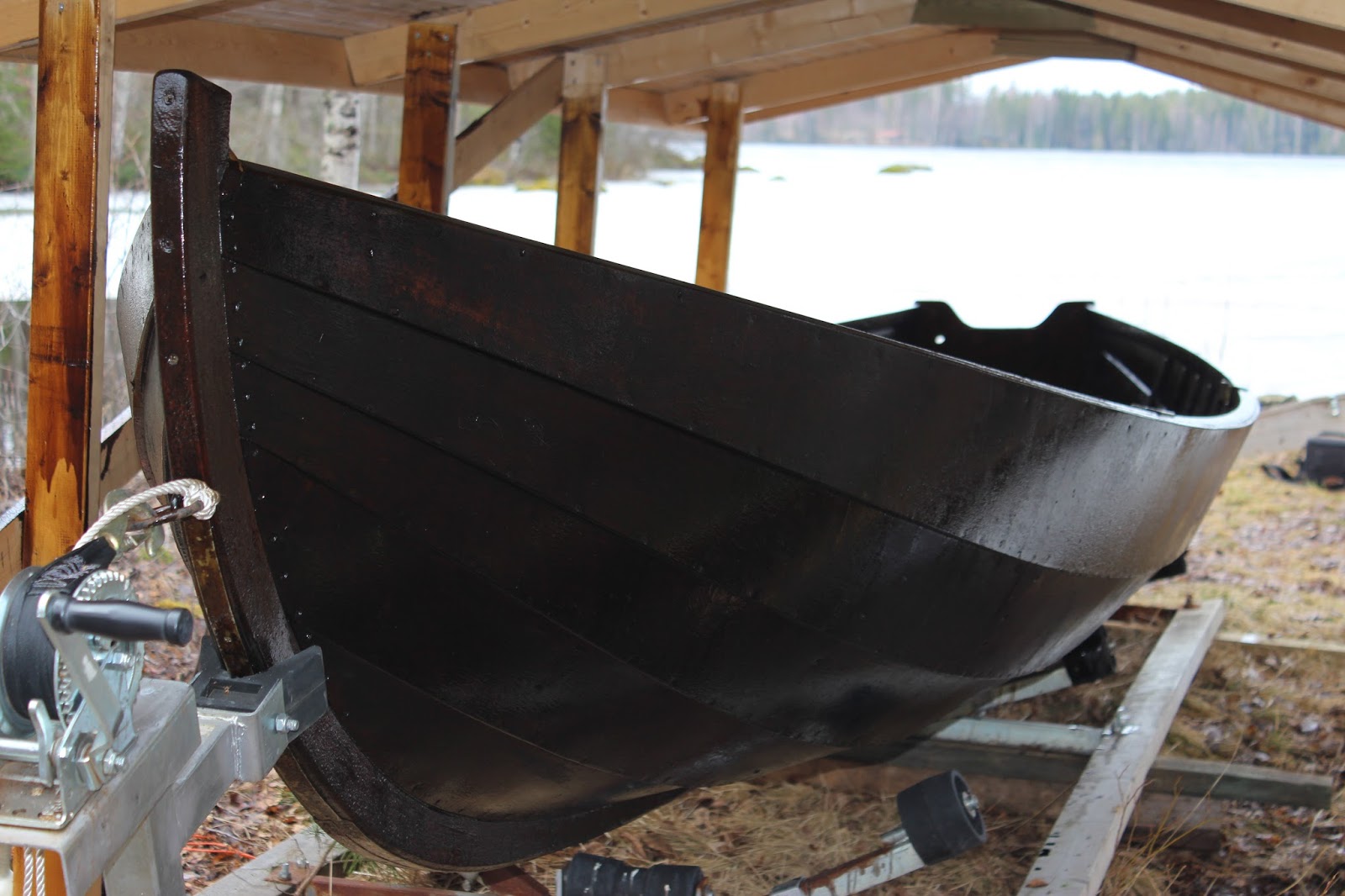 Metsäläisten elämää: Veneen tervaus