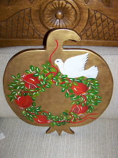 ΔΙΑΚΟΣΜΗΤΙΚΗ ΖΩΓΡΑΦΙΚΗ ΣΕ ΞΥΛΟ ΚΑΙ ΠΕΤΡΑ: ΤΑ ΠΡΩΤΑ ΡΟΔΙΑ ΤΟΤ ΦΘΙΝΟΠΩΡΟΥ