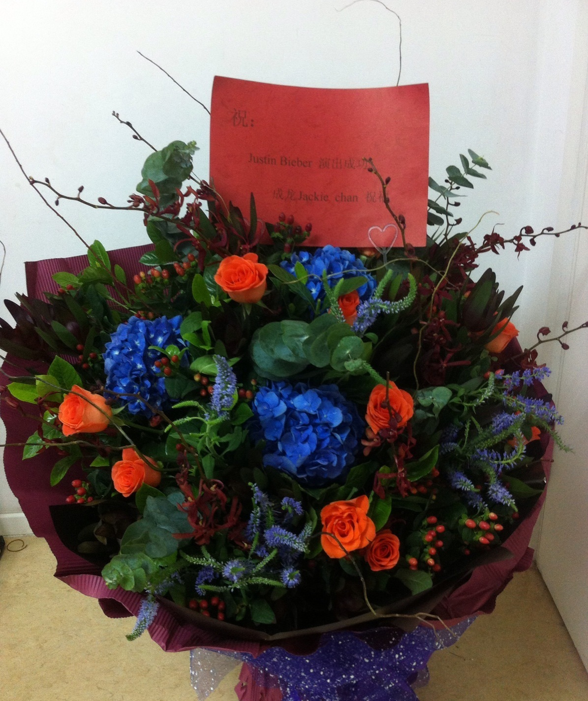 Jackie Chan le regala de nuevo un ramo de flores a Justin ~ Justin ...