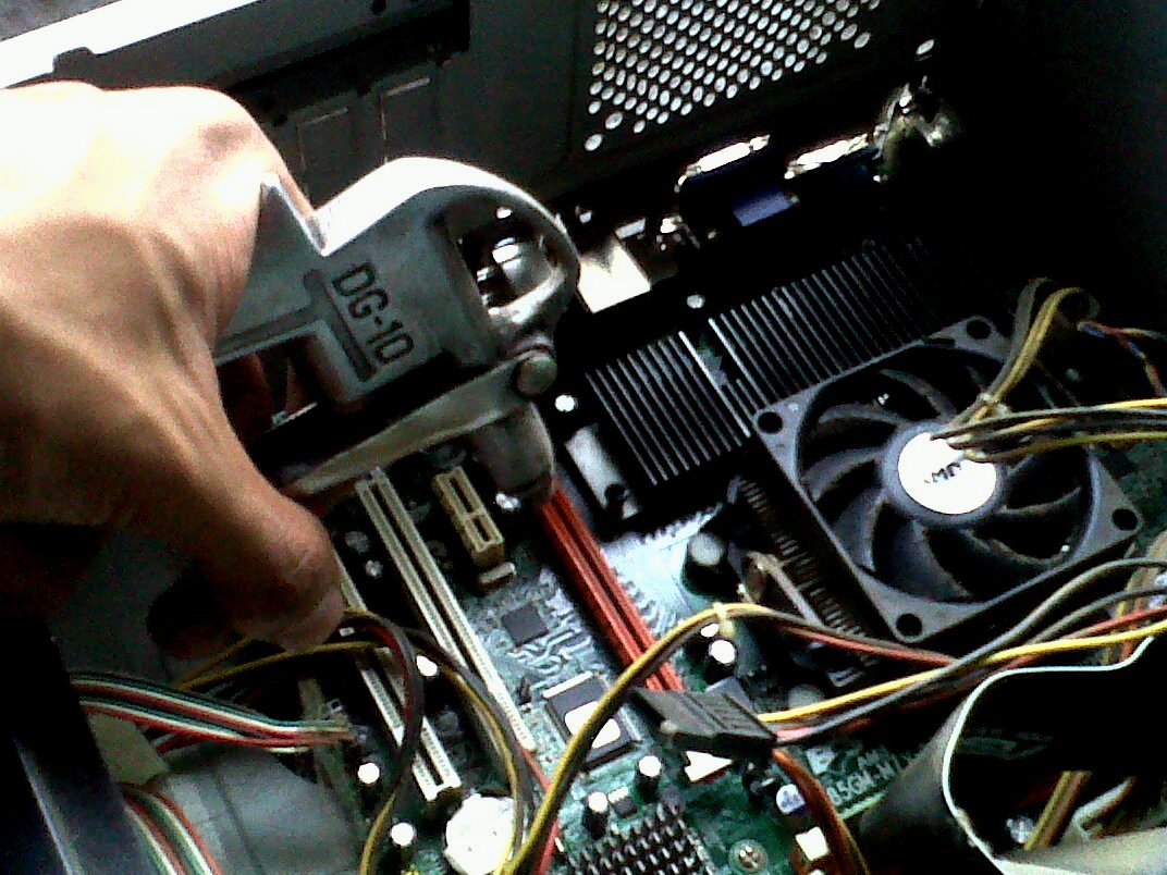 Cara Membersihkan Debu Komputer Dengan Cepat & Aman - Heqris Workspace