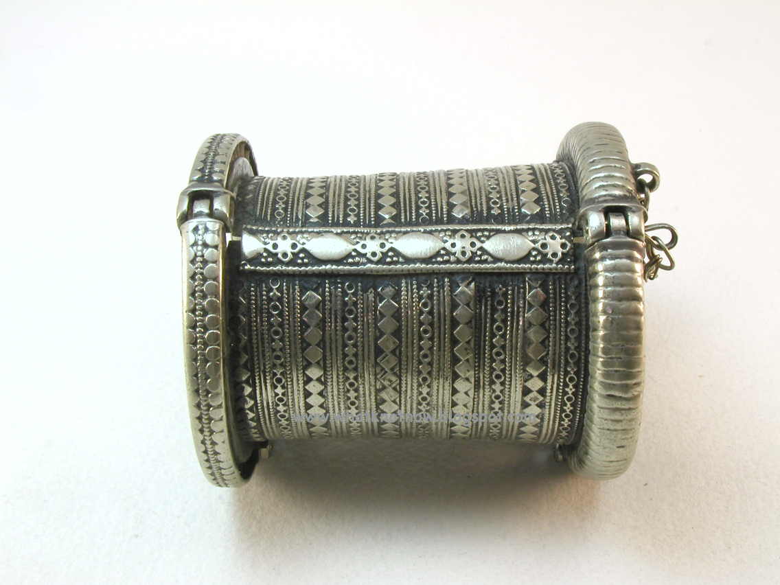 Knots and fiber bracelets: pair of Kuchi Cuffs - design inspiration