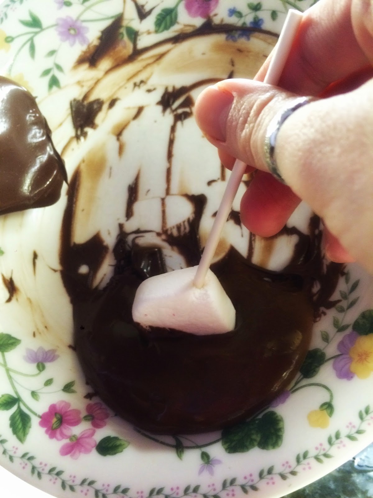 every little penny: Valentine's Day: Chocolate Dipped Marshmallow Pops