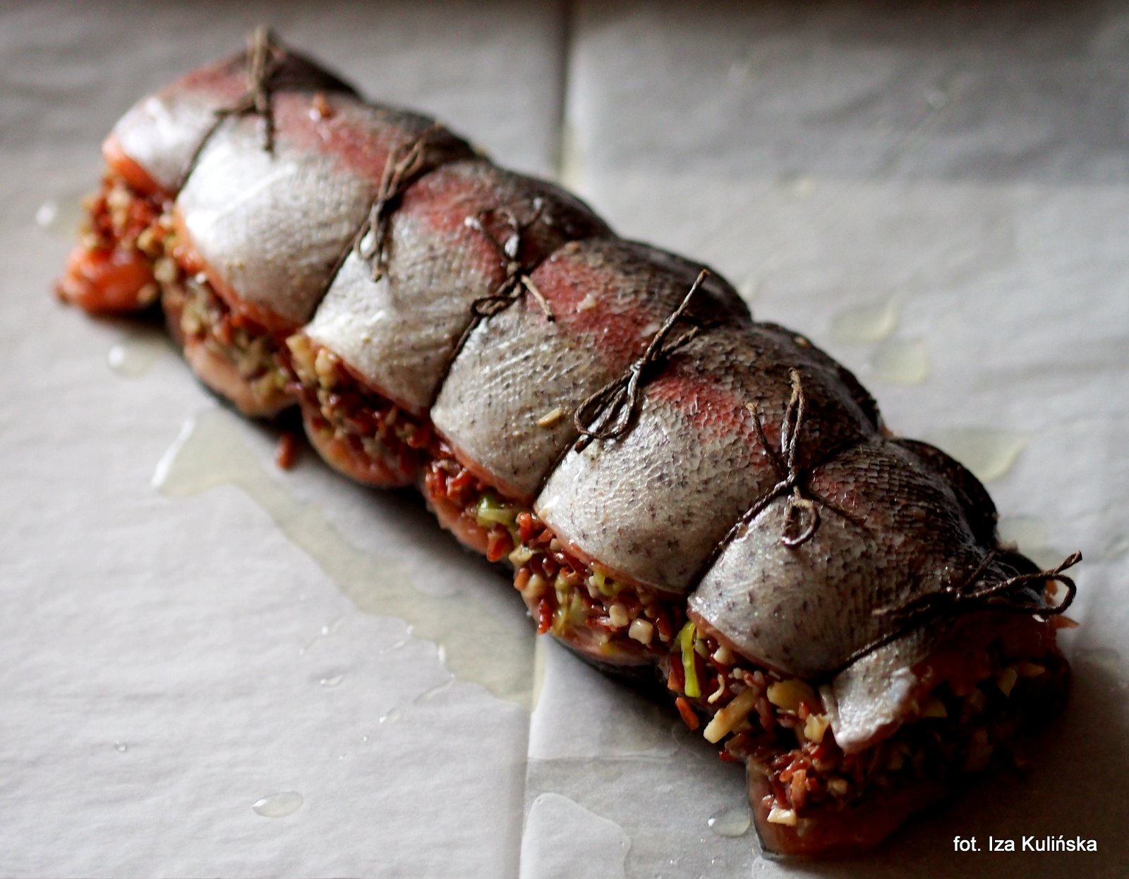 Ryba z pieca. Pstrąg łososiowy zapiekany z czerwonym ryżem i ...