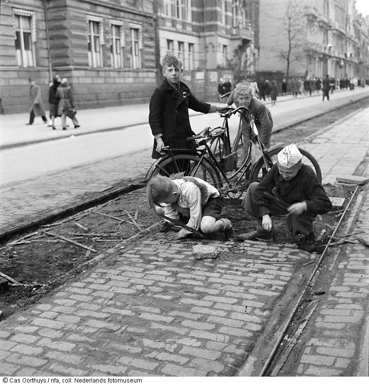World 1900 - 1950: Dutch famine of 1944-1945 ( known as the Hongerwinter)