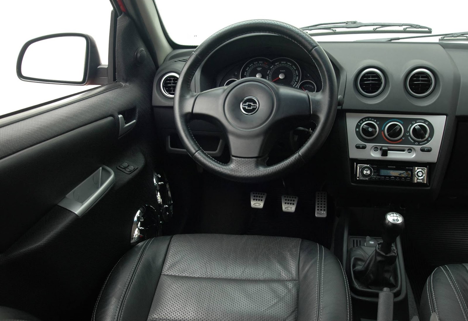 Chevrolet Celta 2008 Tunning: rebaixado, som e rodas 17