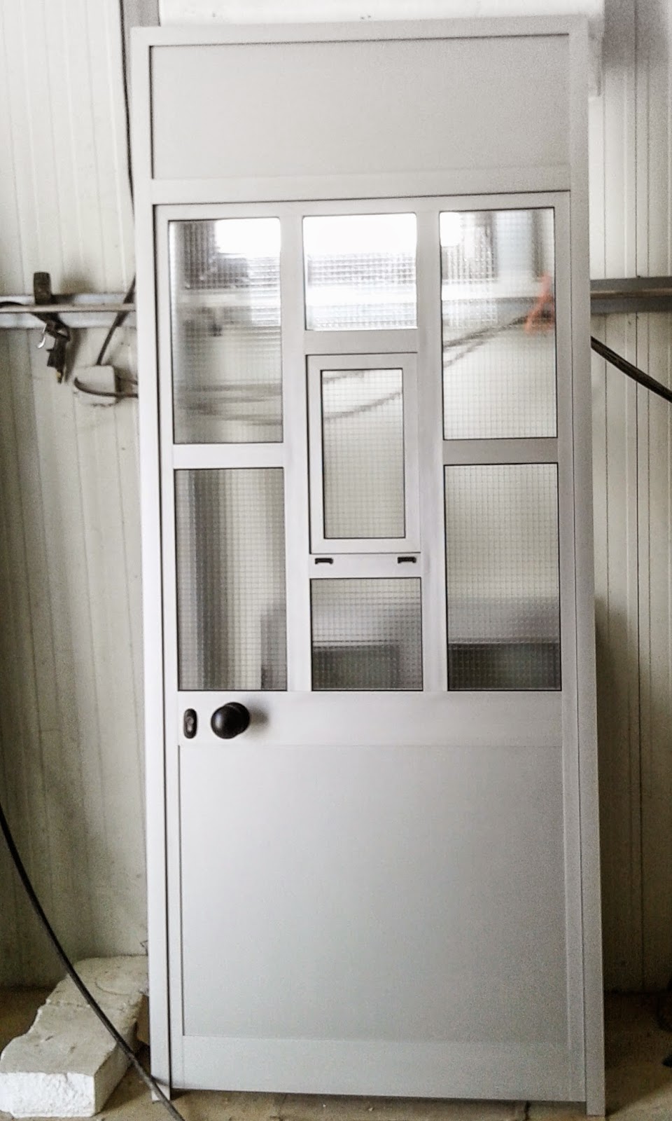 Nelson Costa Alumínios: Porta de Alumínio com postigo