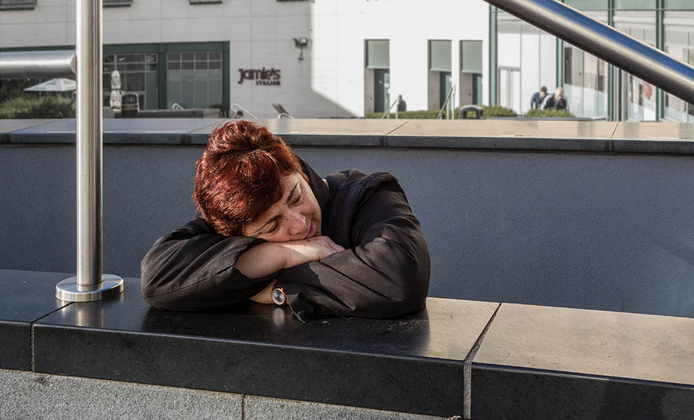 Luz y artes: Una mujer pensado… soñando… en Birmingham