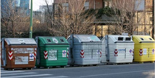 La vetrina arcobaleno: I colori della raccolta differenziata