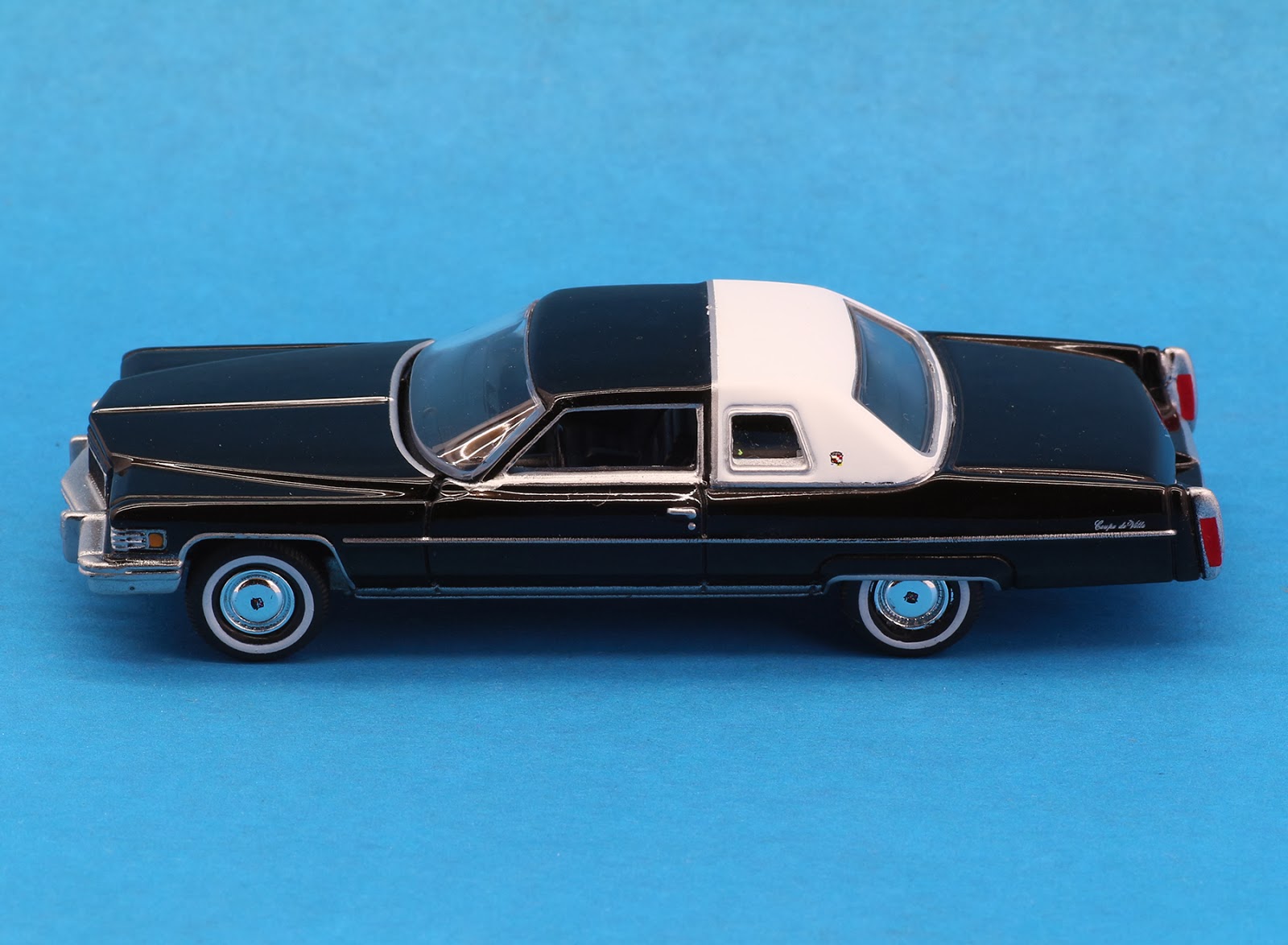 Incredible Mini Garage: Cadillac Coupe Deville 1976 Autoworld 1/64