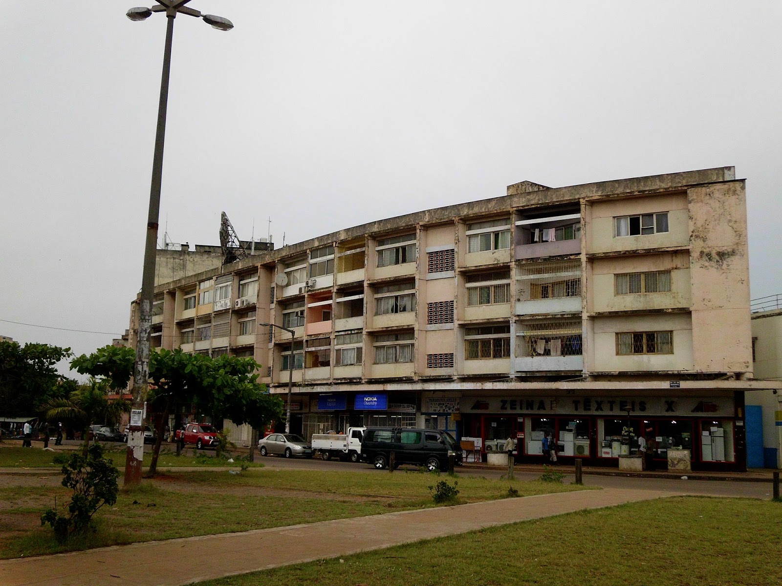 Largo José Albasini no Alto Maé, antiga LM, mais recente e no passado