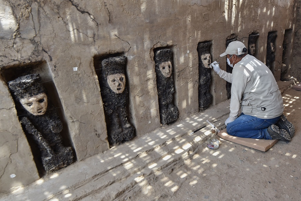 bensozia: Wooden Statues from Chan Chan, Peru