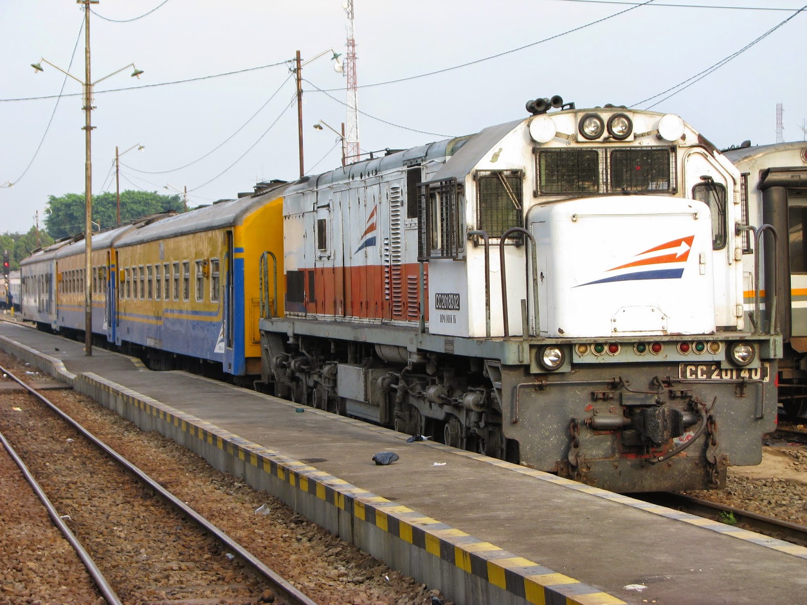 Kereta Api Indonesia: Rangkaian Progo Memasuki Stasiun Besar ...
