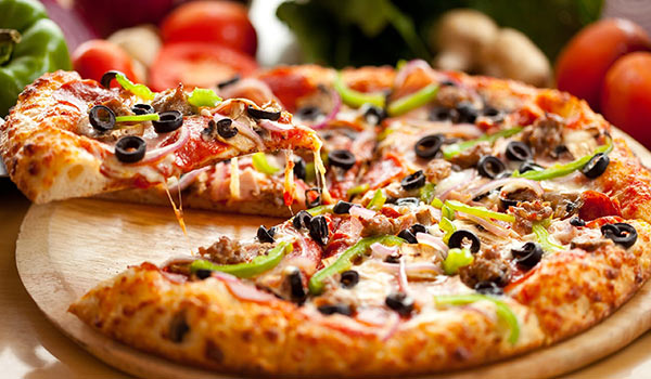 ΛΕΥΤΕΡΙΑ: Η πρώτη πίτσα που τρώγεται μαζί με το κουτί της!