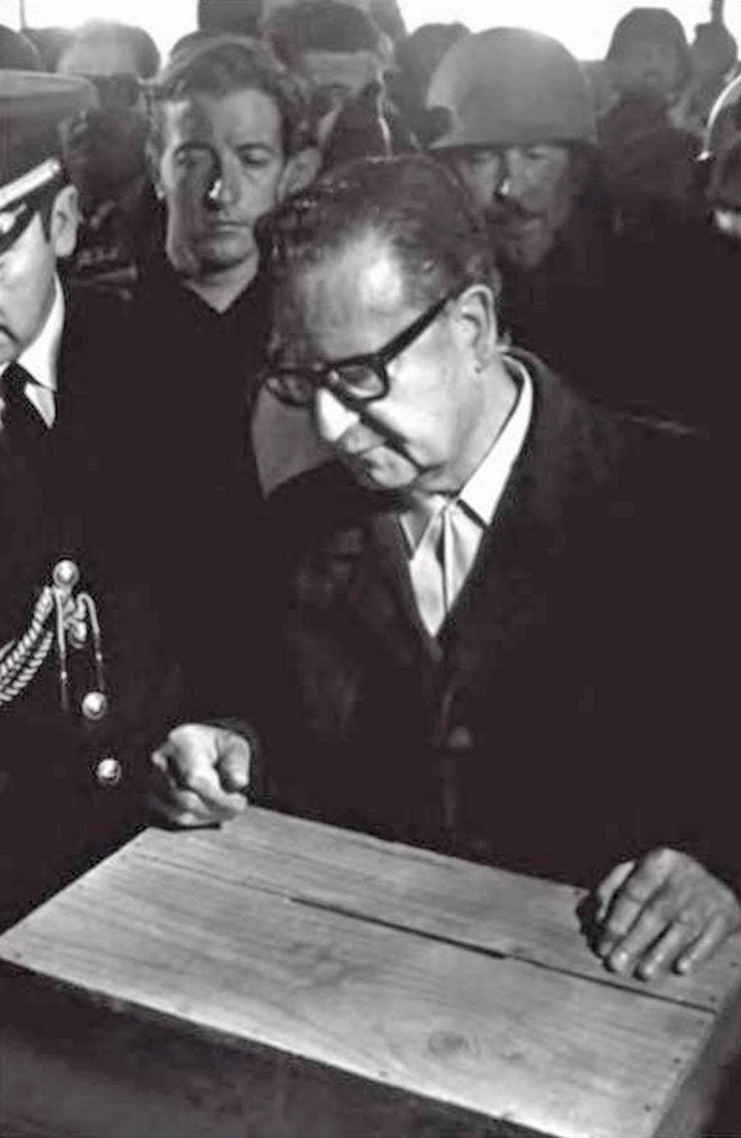 Salvador Allende: CHILI : UNE ENQUÊTE SUR LA MORT D'ALLENDE