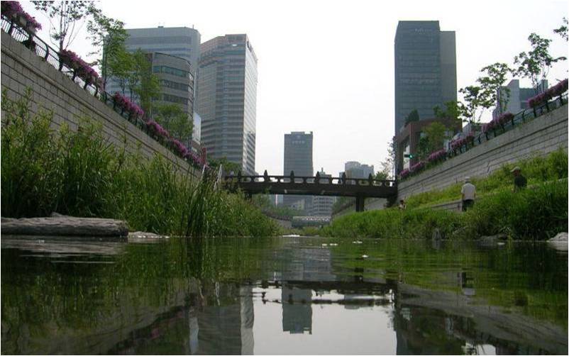 Rio Comprido: Rio Comprido integrado ao espaço urbano.