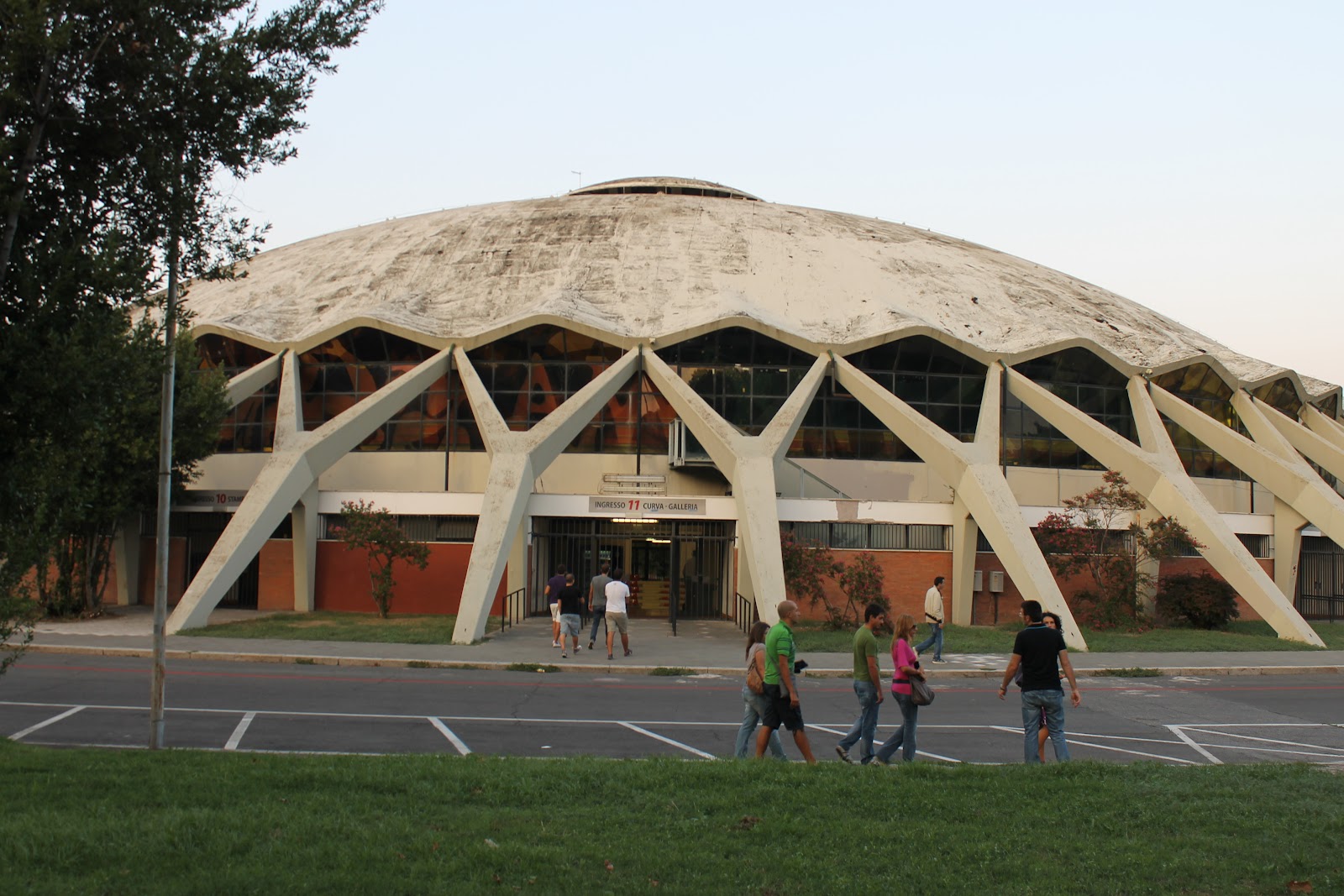 Blondes in Milan: Rome and it's modern architecture!