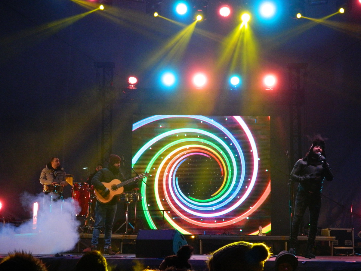 LA MULTI ANI, ROMANIA!: Pepe cantand in parcul Sebastian